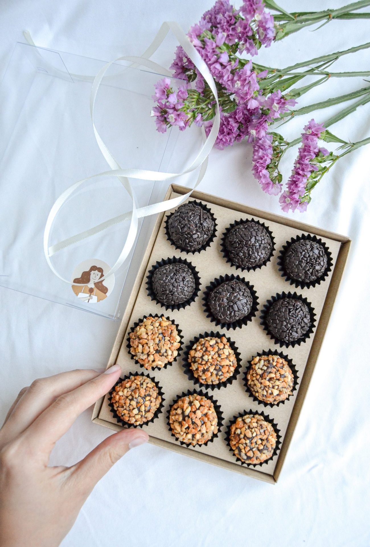 Brigadeiros Caixa 12 unidades - Clara Molho | Cake Design
