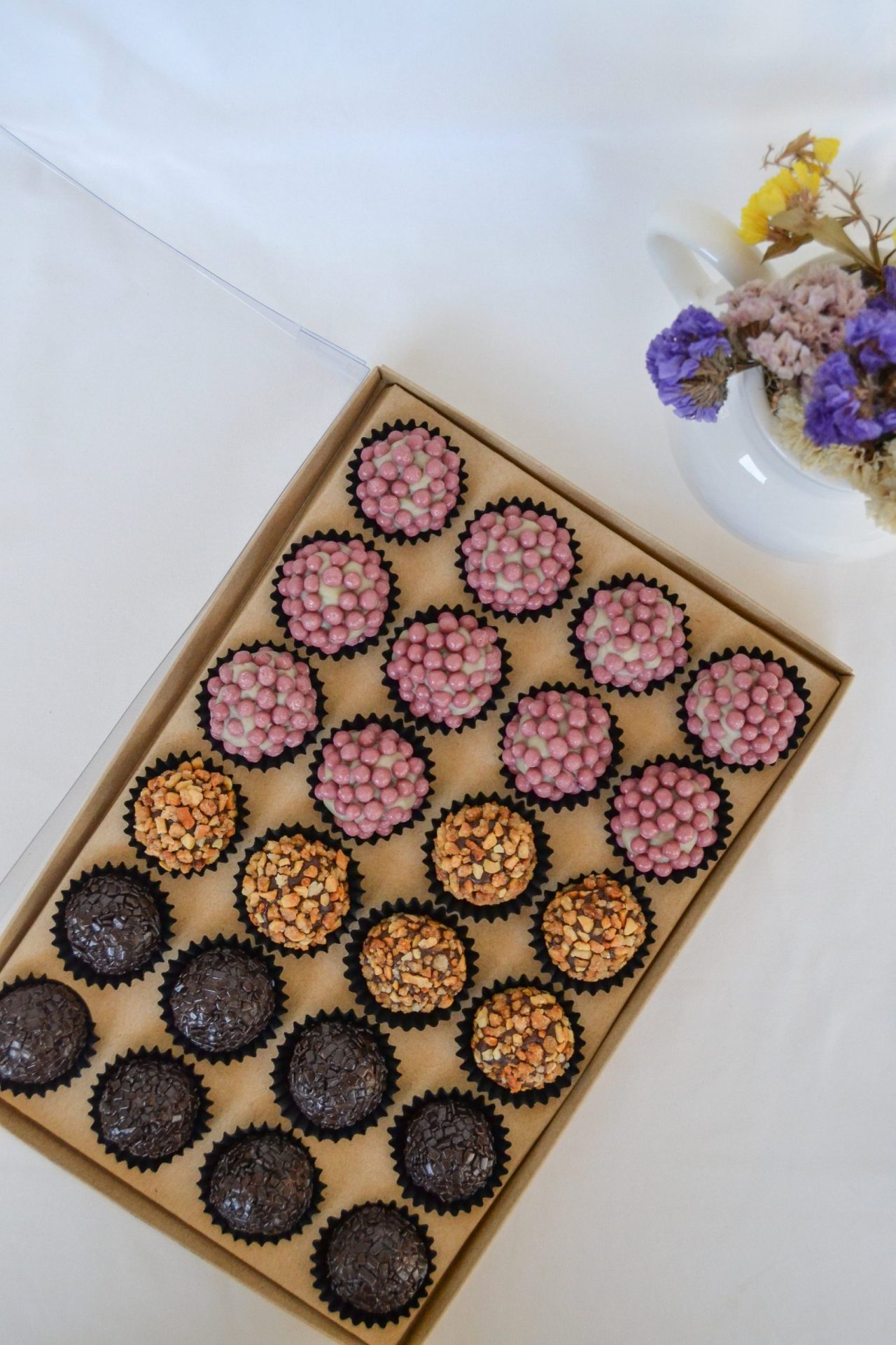 Brigadeiros Caixa 24 unidades - Clara Molho | Cake Design
